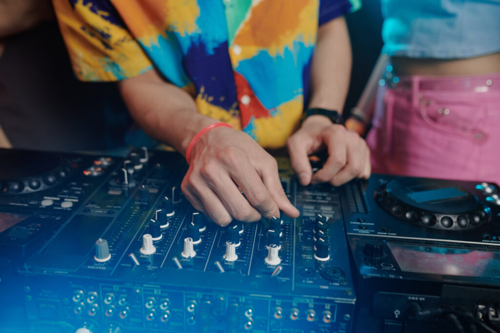 Cómo la energía portátil de Jackery facilita el trabajo de bandas y DJs ...
